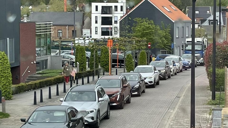 Lange files aan kruispunt in Sterrebeek door nieuwe verkeerslichten aan fietssnelweg ...