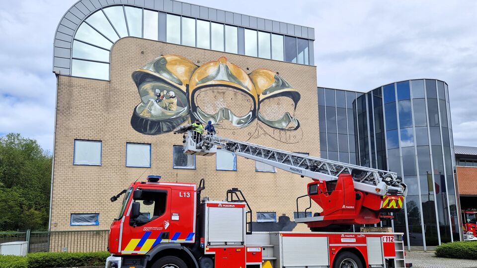Brandweerman maakt muurschildering op brandweerkazerne in Leuven voor ...