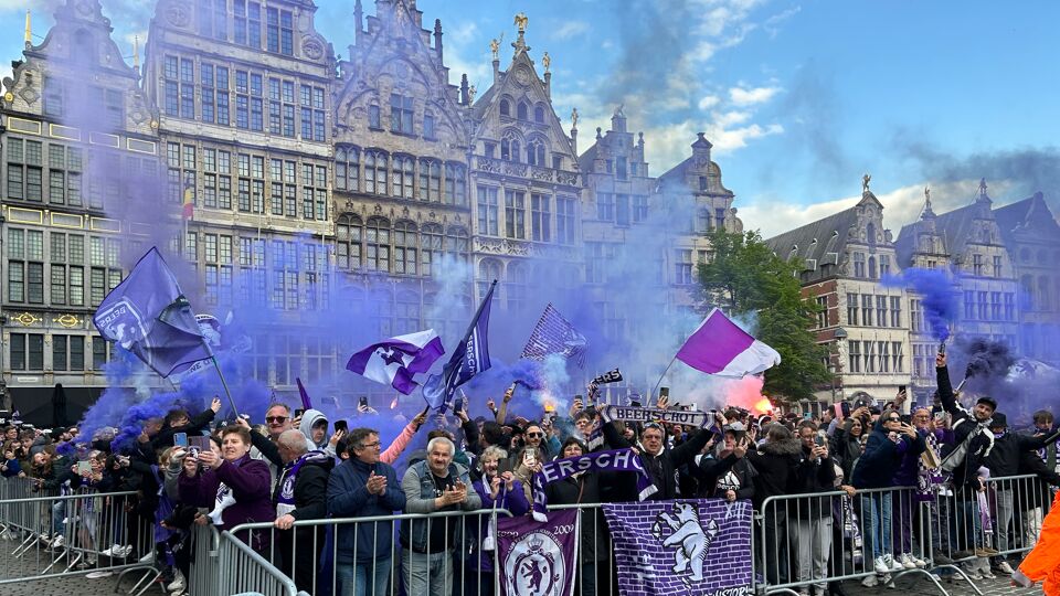 Beerschot viert titel op Grote Markt van Antwerpen mét huldiging op ...