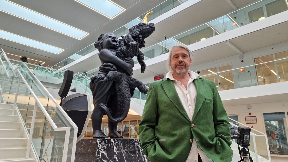 T2-campus in Genk onthult nieuw kunstwerk van Koen Vanmechelen | VRT ...