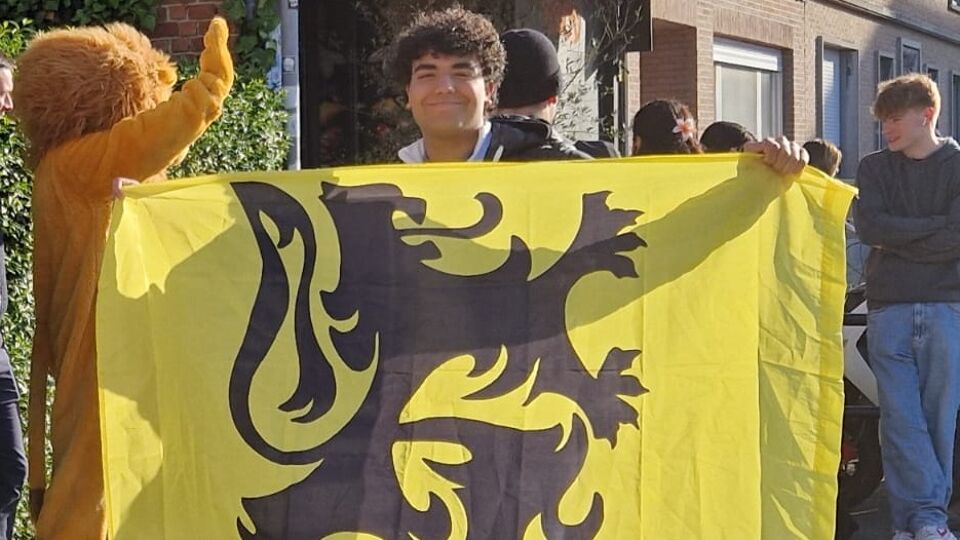 N-VA voert actie aan school in Tienen nadat schooldirectie Vlaamse vlag ...