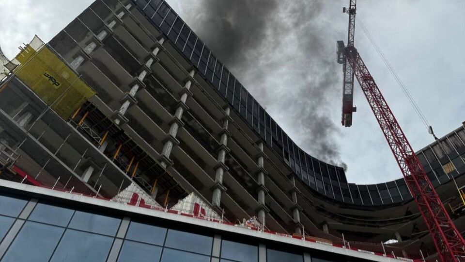 OXY Building in the Brussels' downtown stands ablaze (VIDEO) | VRT NWS ...