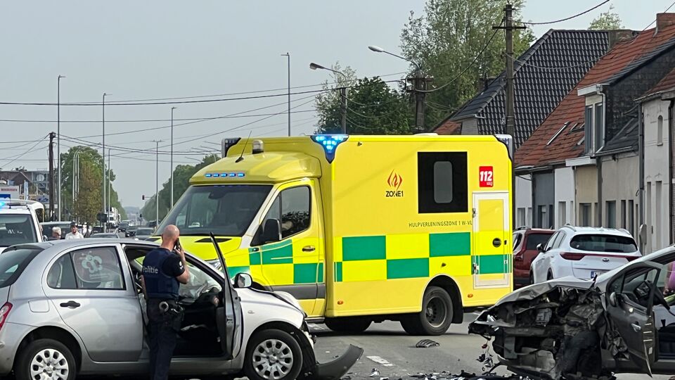 Twee gewonden bij frontale botsing in Torhout | VRT NWS: nieuws