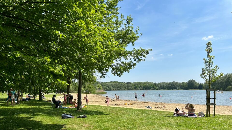 Zwemmers en zonnebaders genieten van openingsdag Plas van Rotselaar ...