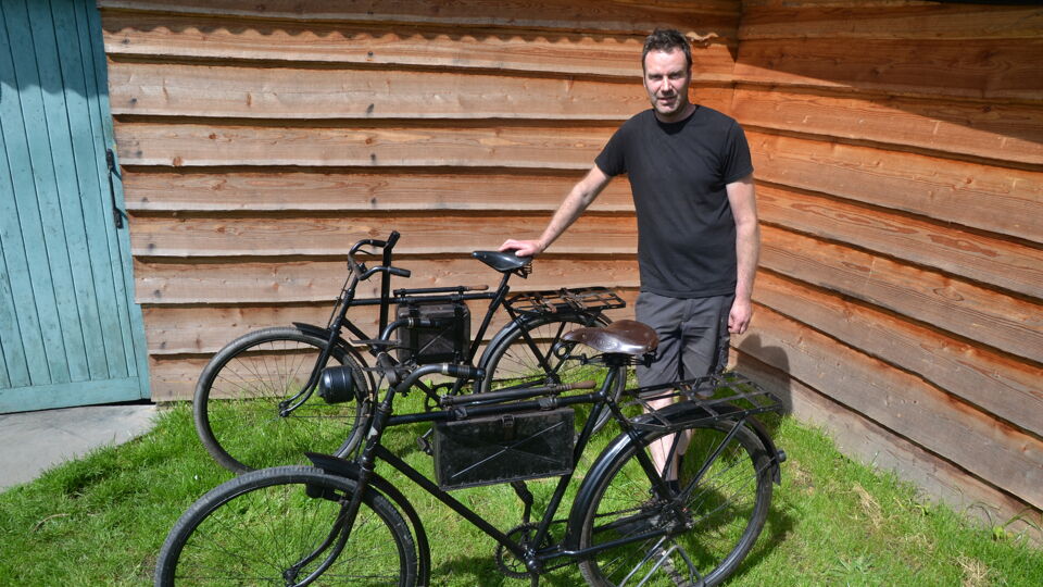 Man uit Mollem restaureert 2 Duitse fietsen die gebruikt werden tijdens ...