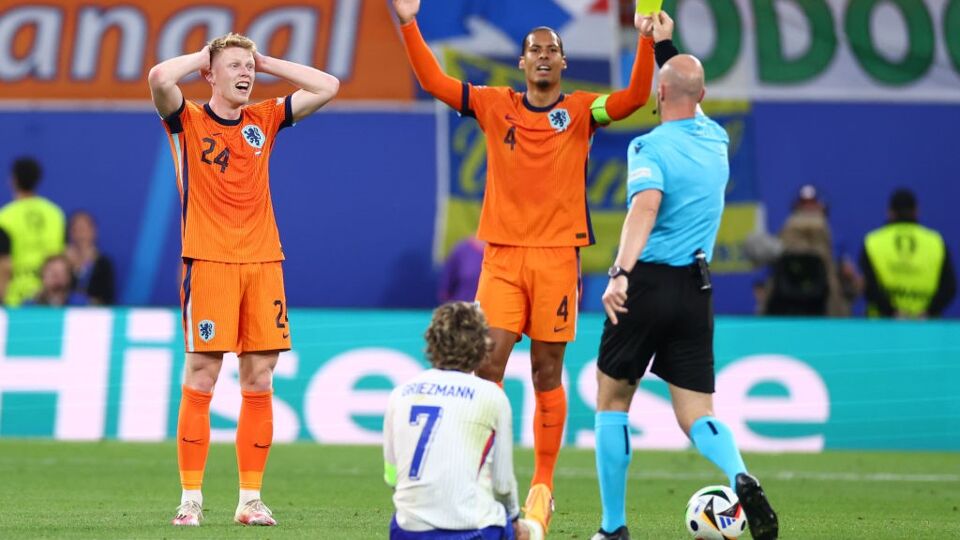 Scheidsrechters geven vaker kaarten aan spelers die groter zijn dan ...