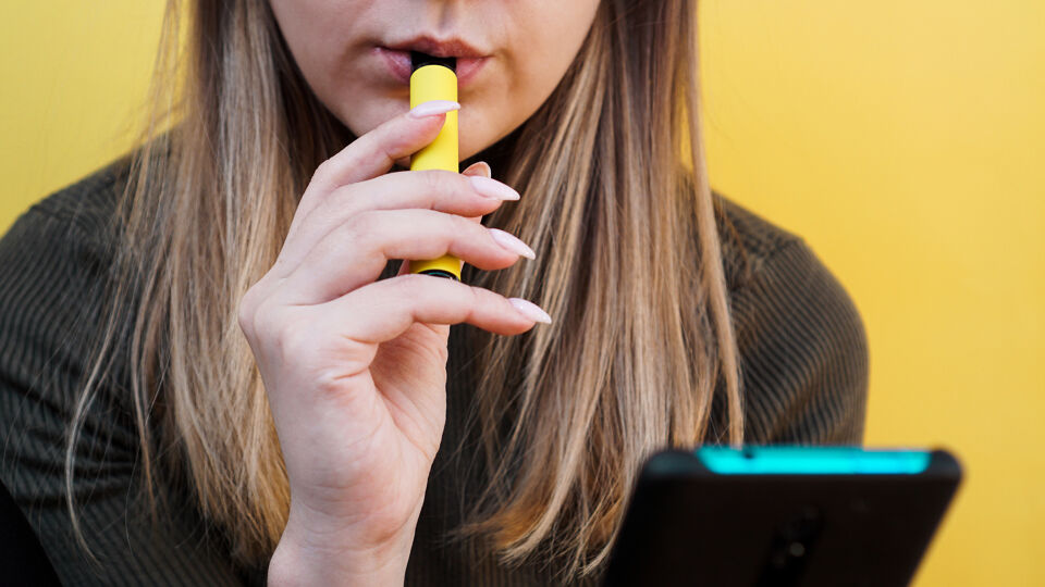 Meisjes roken en vapen voor het eerst evenveel als jongens | VRT NWS ...