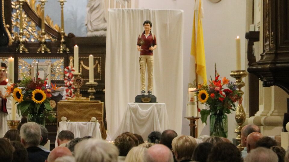 Reliek van jonge gelovige Carlo Acutis passeert in Zonhoven: gelovigen ...