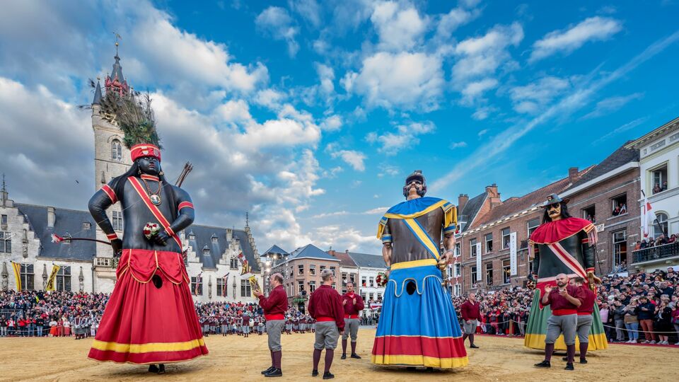 Reuzen van Dendermonde en Geraardsbergen zijn naar Barcelona vertrokken ...