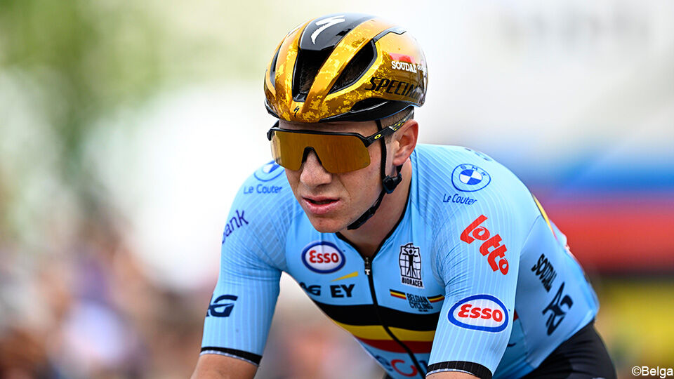 Tiesj Benoot, Xandro Meurisse en Maxim Van Gils staan Remco Evenepoel ...