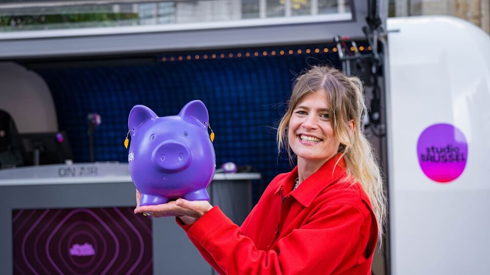 Eva De Roo haalt met spaarvarken 8.124 euro op voor De Warmste Week ...