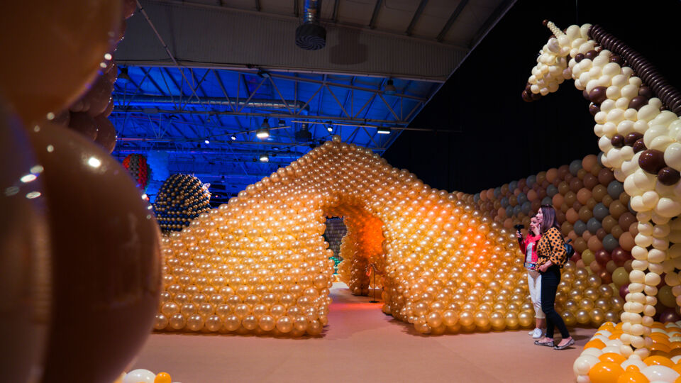 Ballonkunstenaars knutselen "reis rond de wereld" met 500.000 ballonnen ...