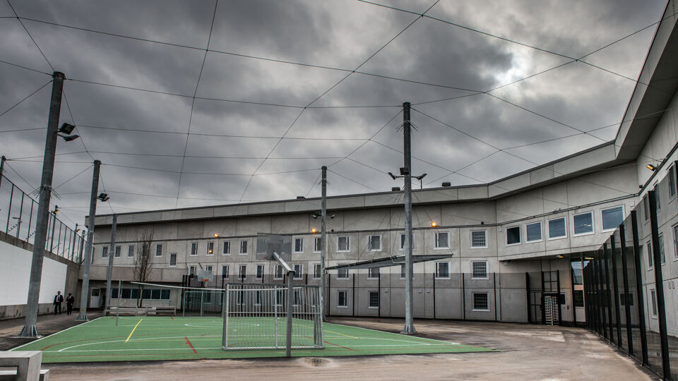 Two prison officers injured in stabbing at East Flemish jail | VRT NWS ...