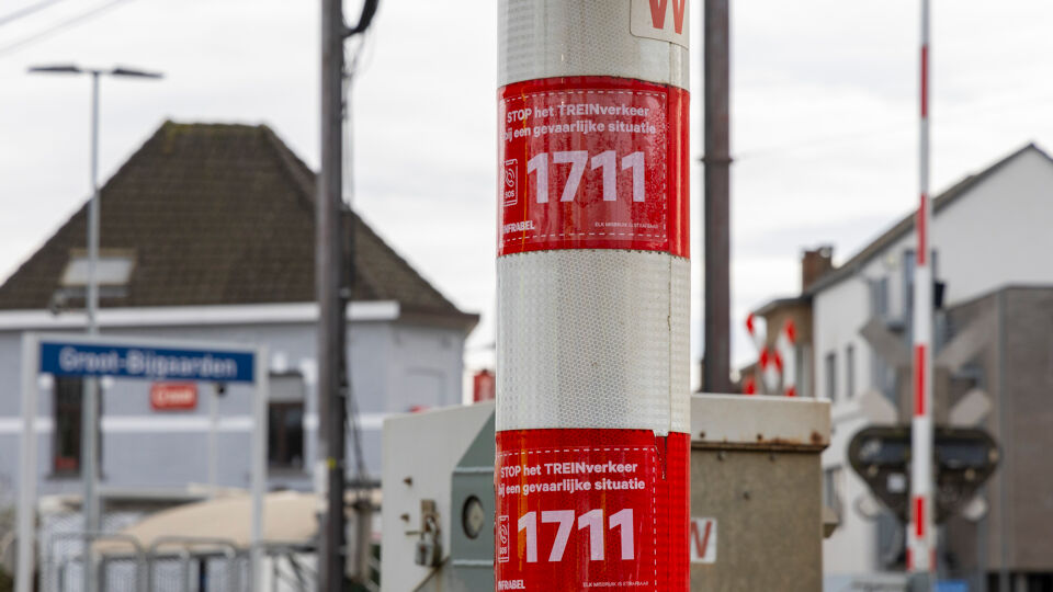 "Bel altijd gratis noodnummer 1711 bij noodsituatie aan overweg ...