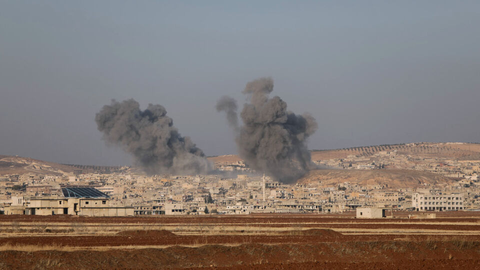 Rebellen omsingelen symbolische stad Hama, Syrisch leger probeert stand ...