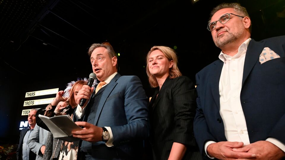 Nieuwe Antwerpse gemeenteraad toont meteen politieke breuklijnen | VRT ...