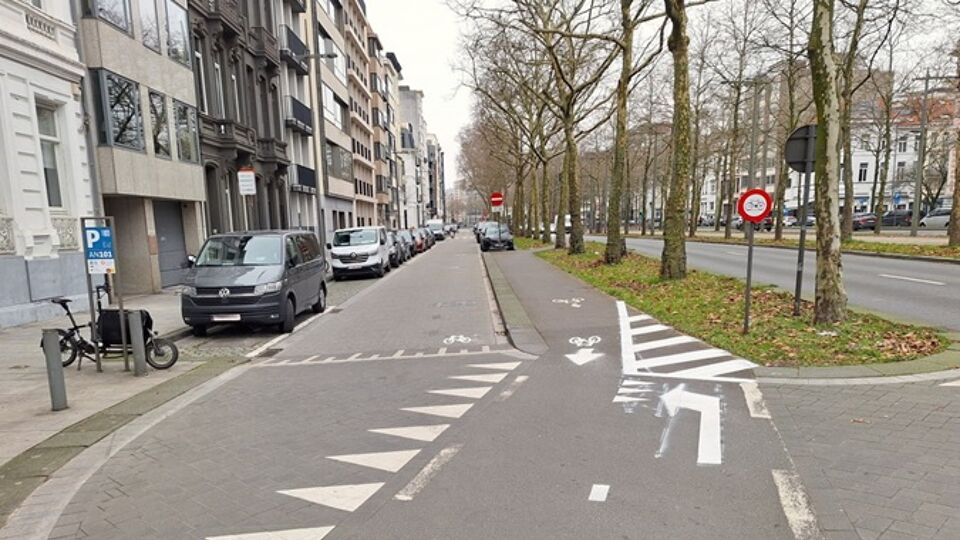 Extra markeringen duiden enkelrichtingsfietspaden in Antwerpen beter aan: "Veel fietsers rijden ...
