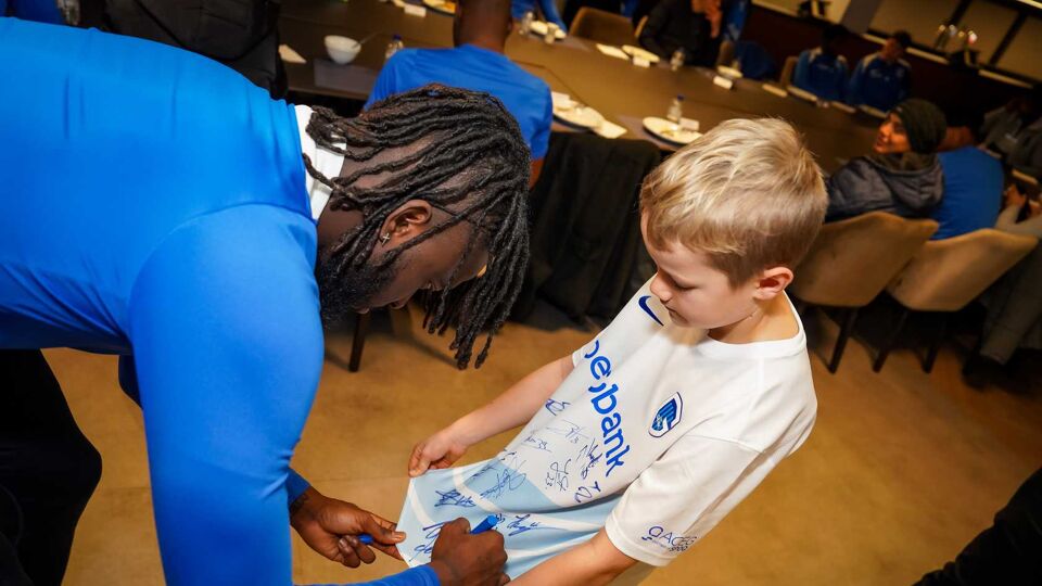 Eerste ploeg KRC Genk houdt kerstontbijt met spelers Younited: "Voetbal ...
