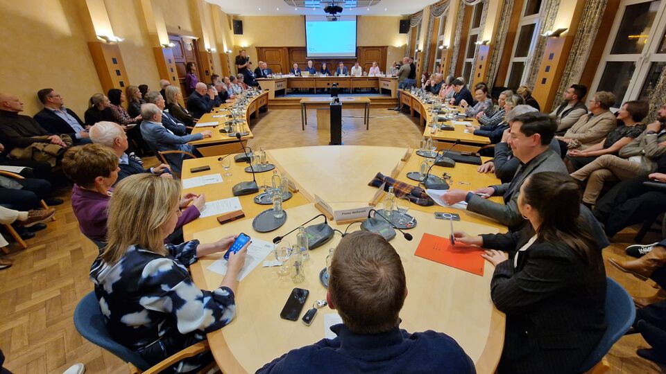 Fel debat in Bilzen-Hoeselt na rapport Audit Vlaanderen ... Fel debat in Bilzen-Hoeselt na rapport Audit Vlaanderen ...
