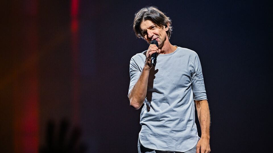 Clouseau eert overleden crewlid tijdens optreden in Sportpaleis ...