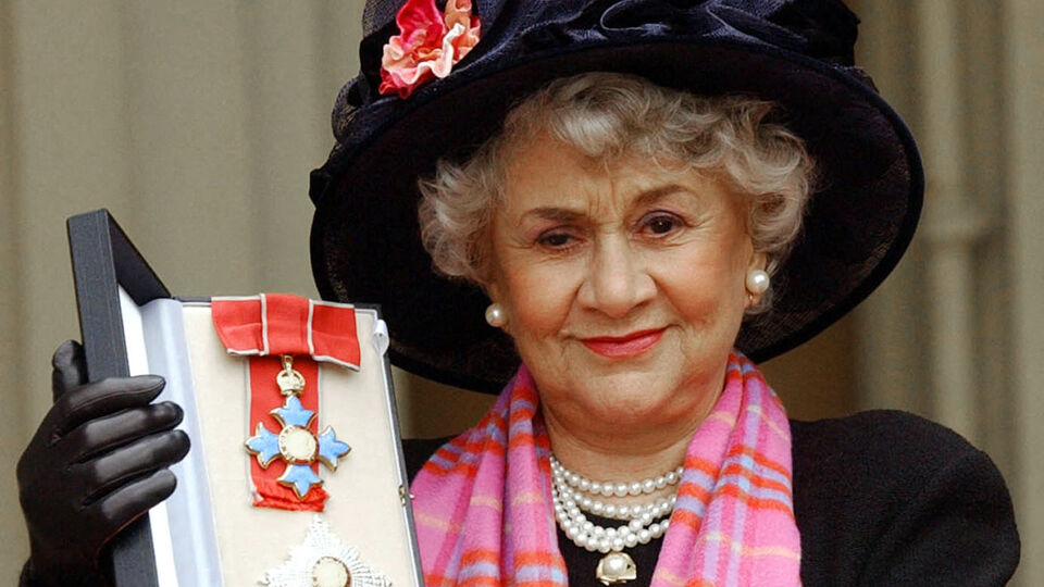 Britse actrice Joan Plowright (95), bekend van '101 Dalmatians ...