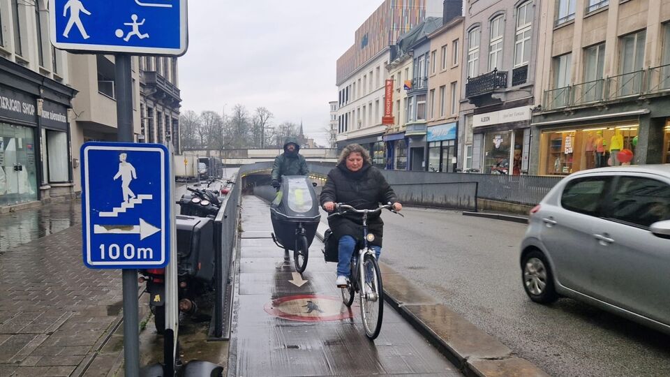 Bijna helft West-Vlamingen fietst naar werk, stijging van 15 procent in ...