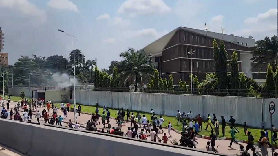 L'ambassade belge à Kinshasa assiégée par des manifestants en colère ...