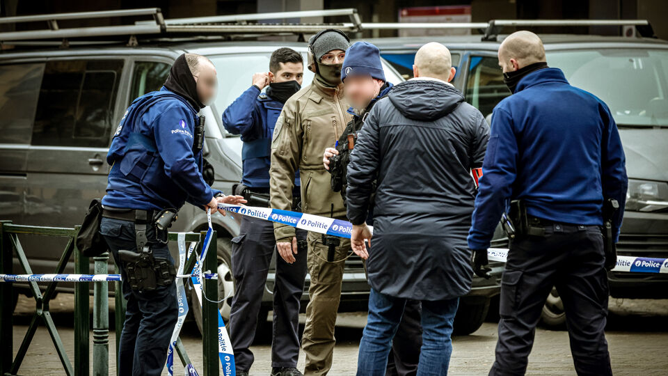 Armed man runs away from police outside Brussels metro station | VRT ...