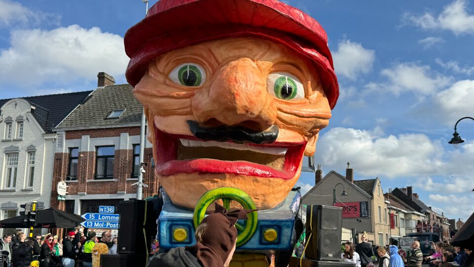 Stoet in Balen trapt carnavalseizoen af: "Geen zorgen, geen remmen, één ...
