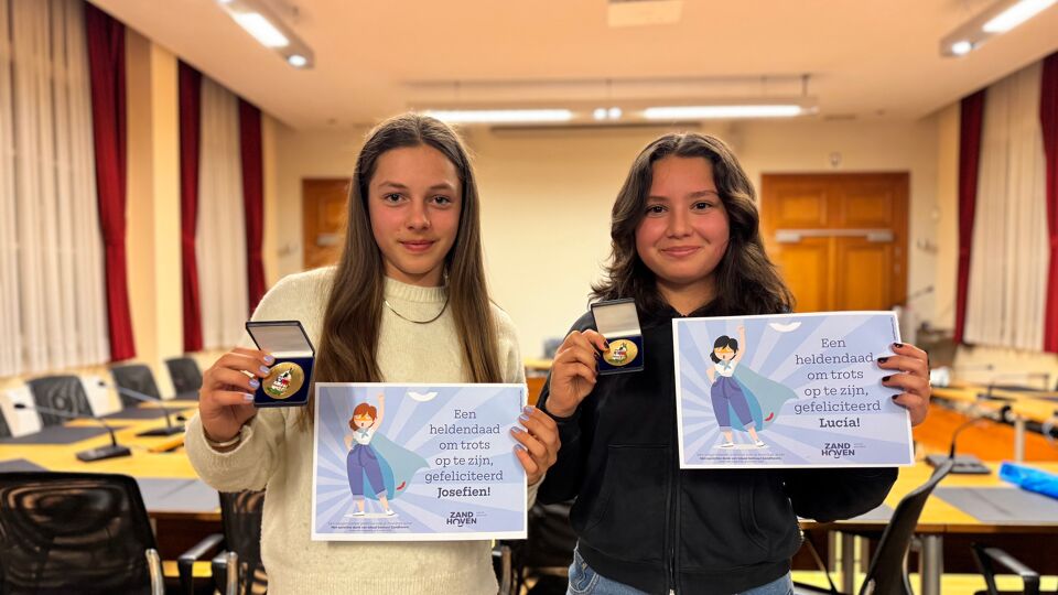 "Josefien en Lucía zijn helden": Gouden medaille voor meisjes (13) die ...