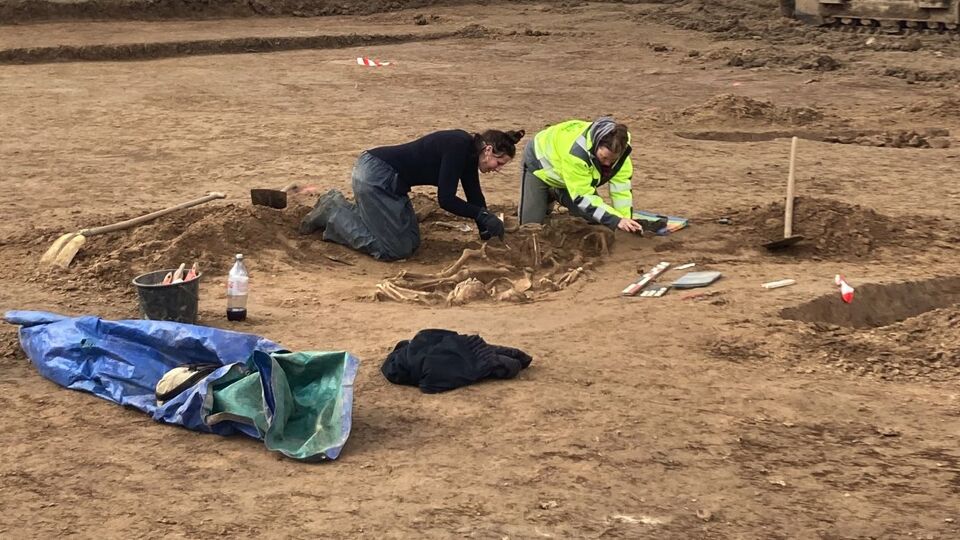 Archeologen vinden 18e-eeuwse skeletten en prehistorische sporen in ...