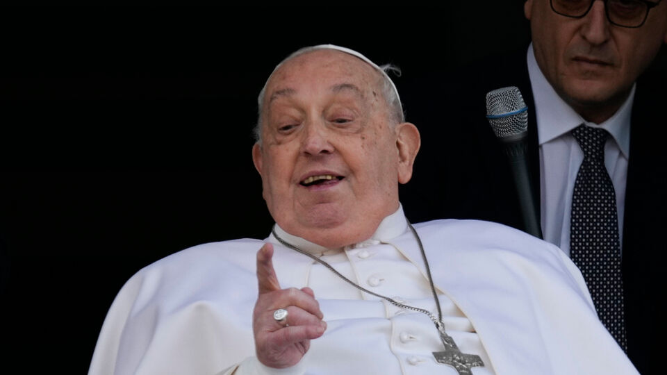 Paus Franciscus lijkt aan de beterhand: "Geleidelijke, lichte ...