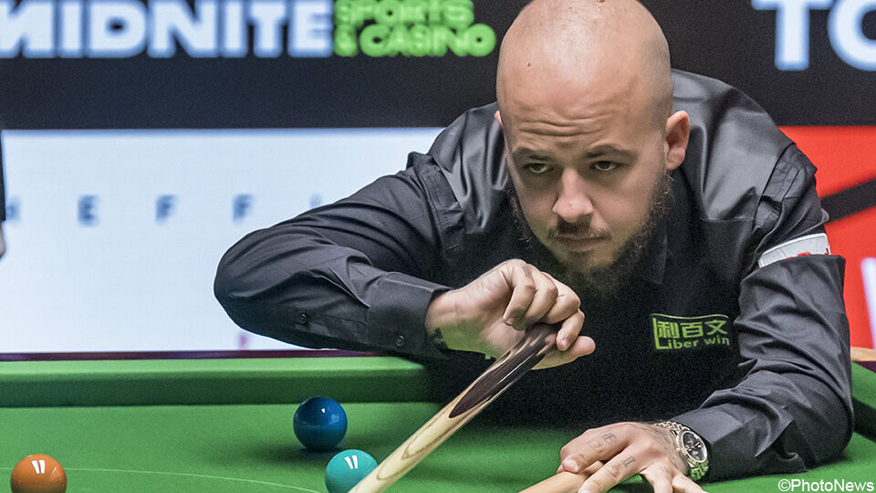 Luca Brecel laat Robbie Williams een toontje lager zingen op weg naar ...