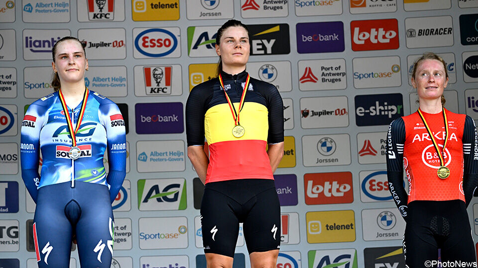 Lotte Kopecky vermorzelt de tegenstand en hangt 7e tijdritdriekleur in ...