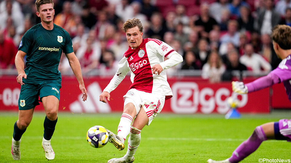 VIDEO: Belgische groeibriljant Mika Godts (20) schittert met twee goals en een assist voor Ajax ...