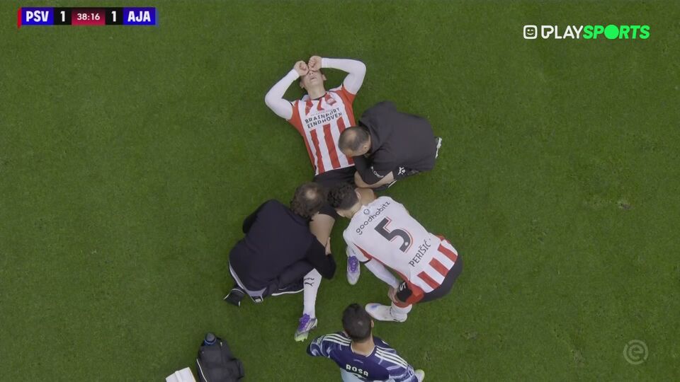 Oscar Gloukh vervangt licht geblesseerde Kasper Dolberg bij de rust en ...