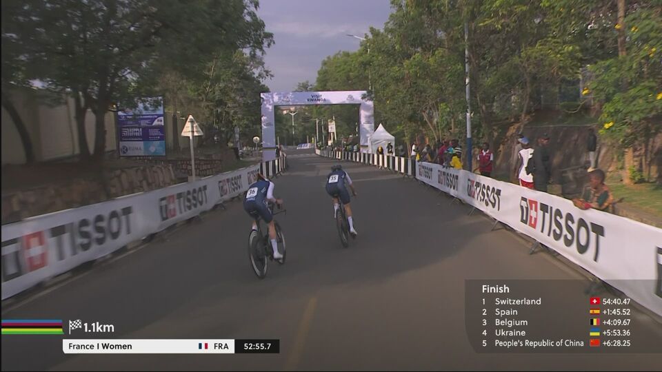 Wat een nagelbijter! Australië verlengt wereldtitel in mixed relay na secondespel, België wordt ...