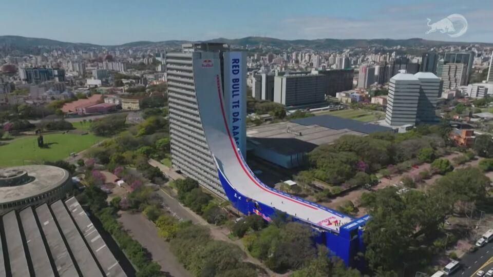 Waanzinnige beelden: skatelegende Sandro Dias breekt wereldrecord door ...