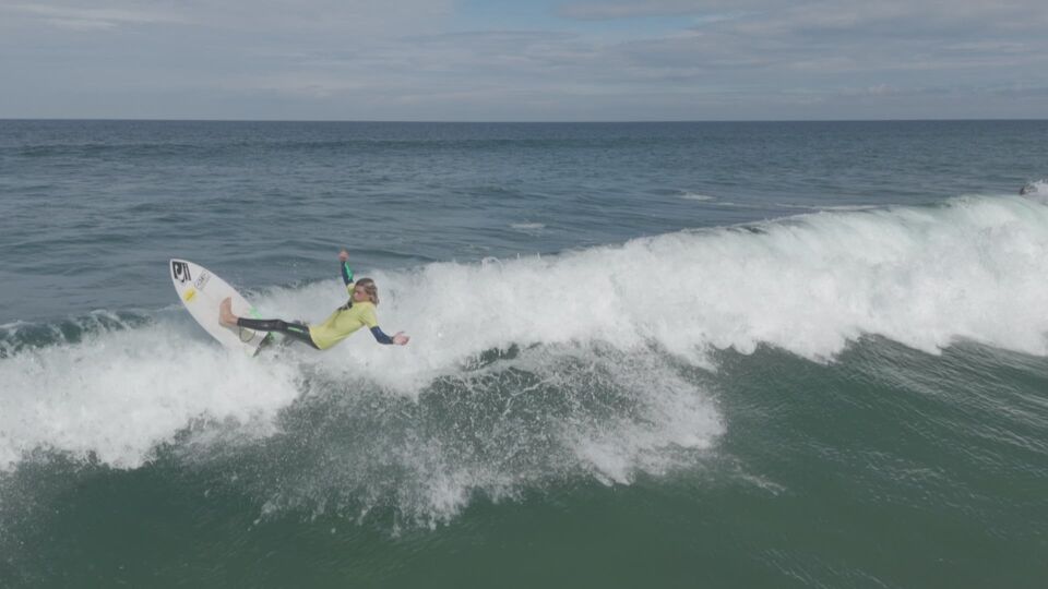 BK-titels in het golfsurfen voor Camille Kindt en 13-jarige Kamiel ...